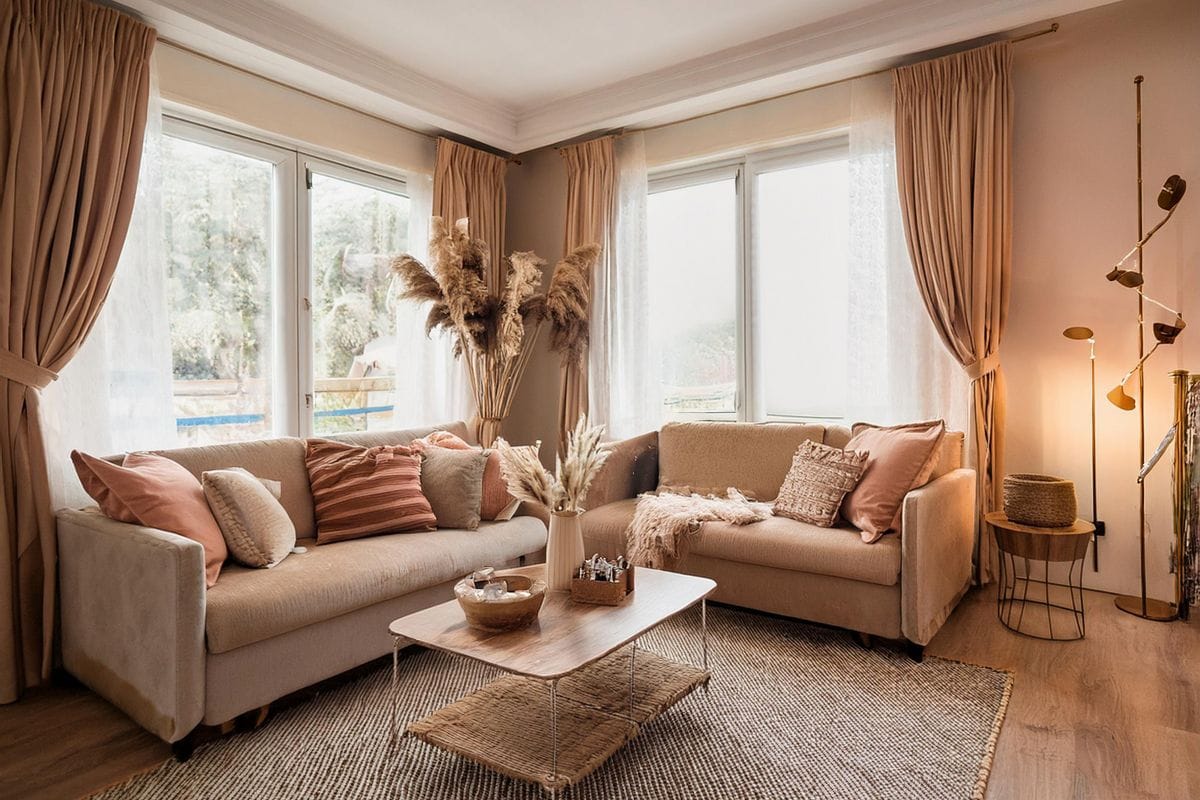 What Are The Pros & Cons Of Decorating Yourself?