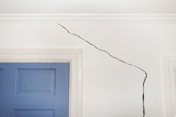 Damaged Walls: 7 Main Causes And Solutions